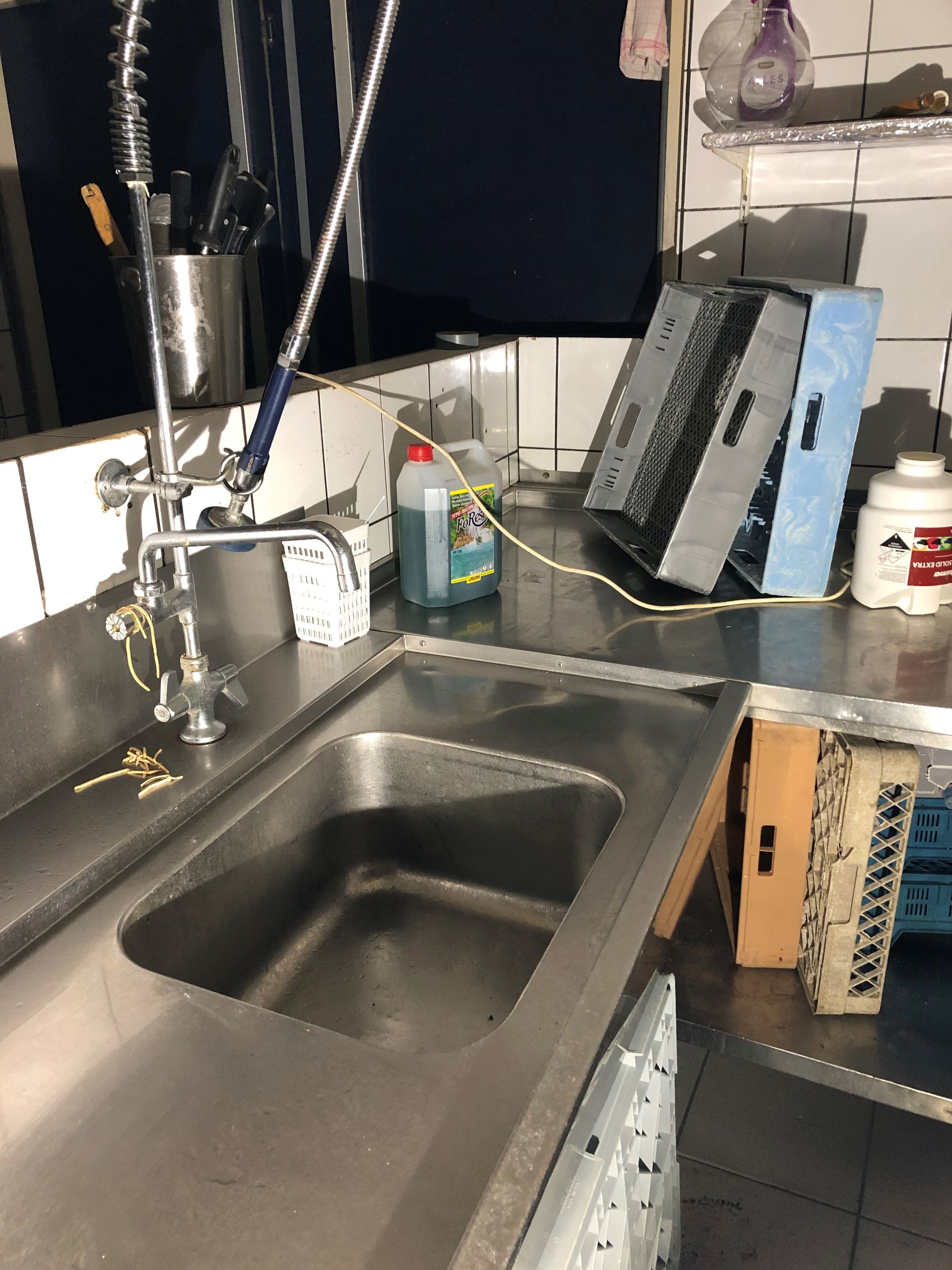 Groot restaurant in drukke winkelstraat