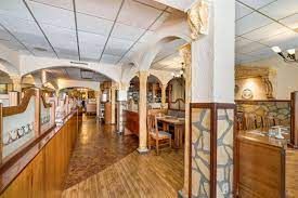 Groot restaurant in drukke winkelstraat