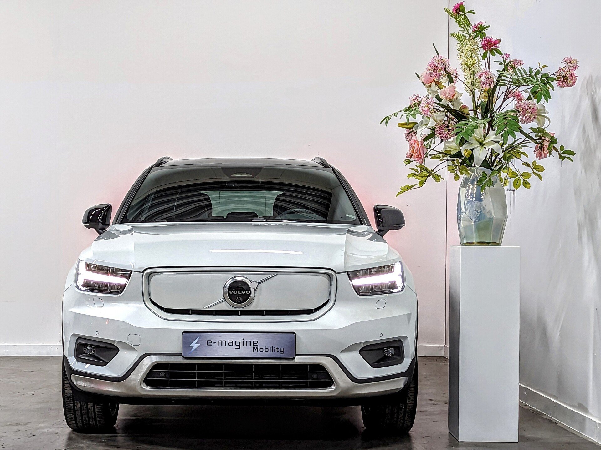 Volvo XC40 Recharge Single Motor FWD Pro Crystal White Pearl