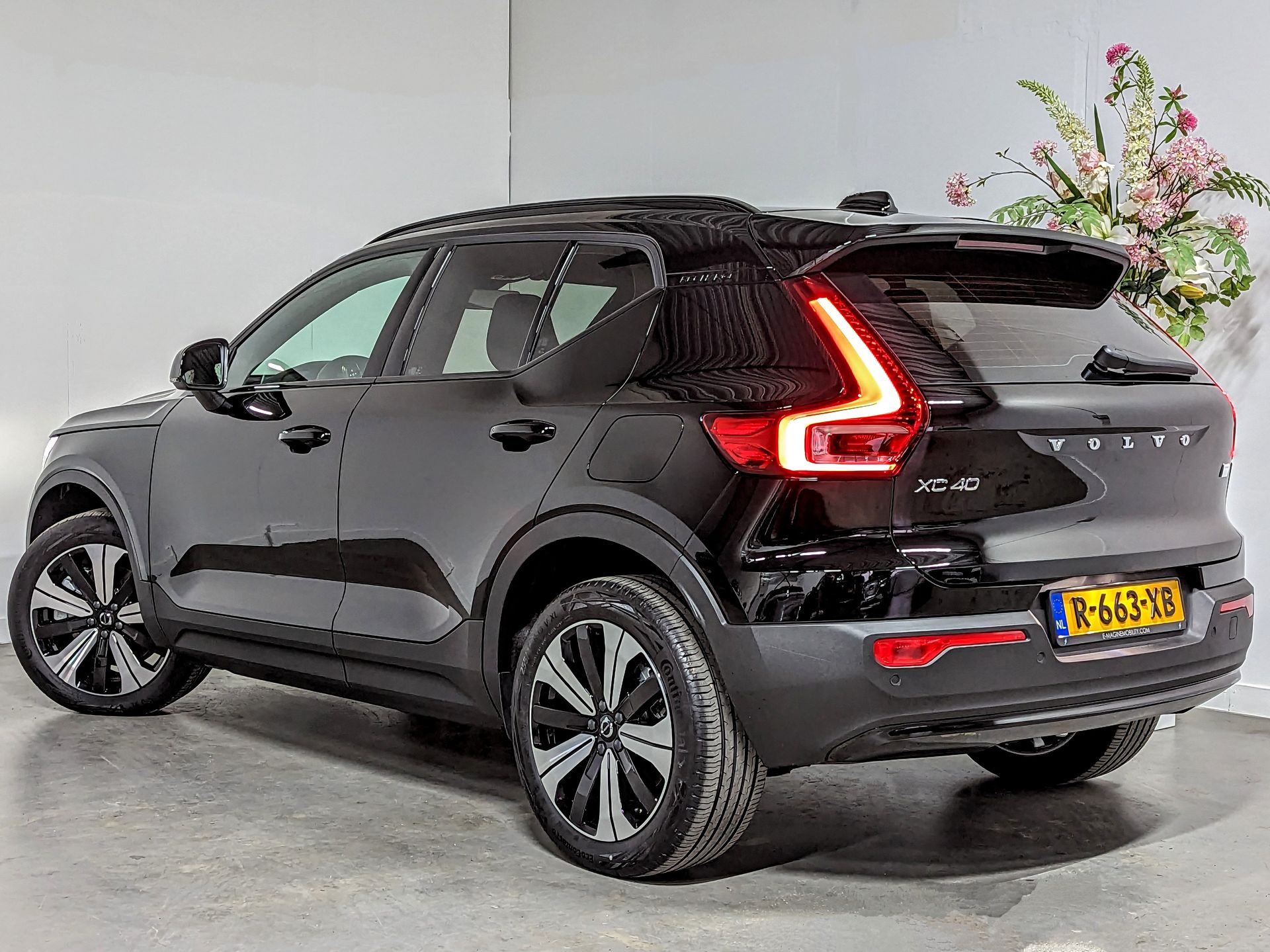 Volvo XC40 Recharge Single Motor FWD Core Black Stone solid