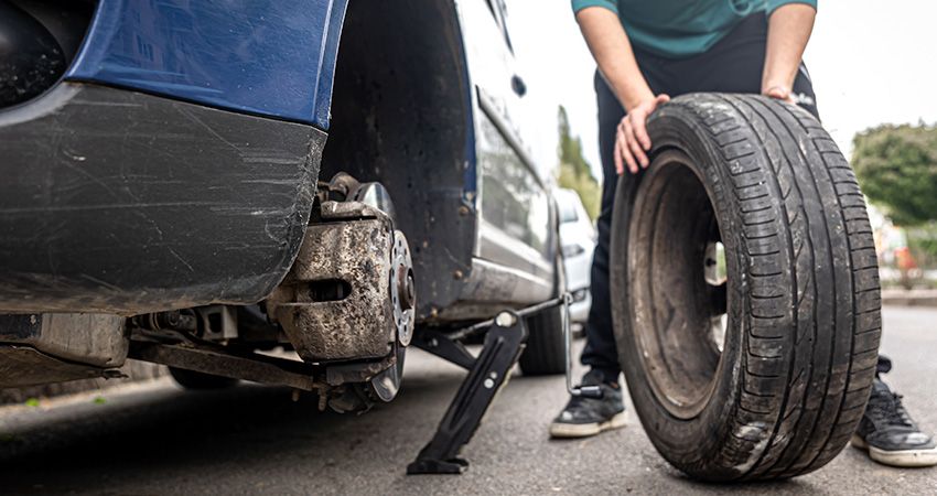 What to Do if You Have a Flat Tire | Lee's Service