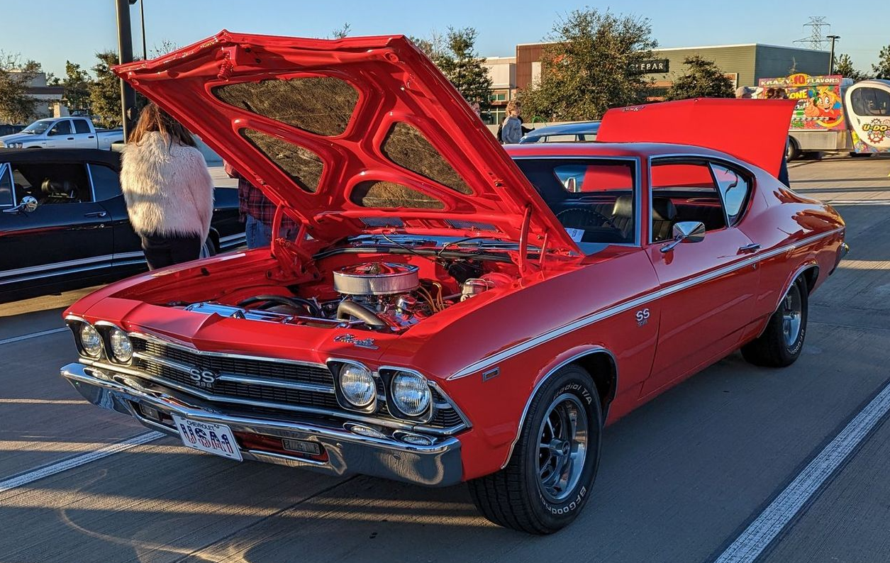 Crowds Give Hamlin Cruise-In the "Wheel" of Approval