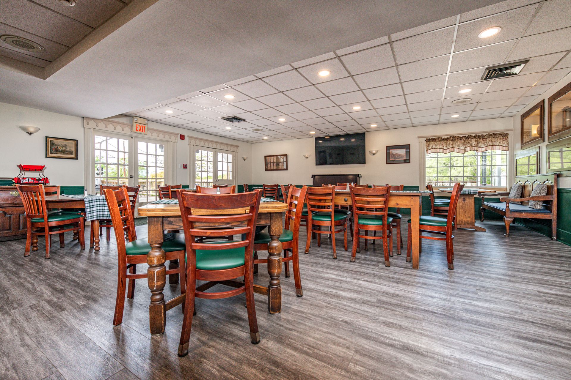 Wayside Inn & Larrick's Tavern, 22 Rooms, Dining, Event Site