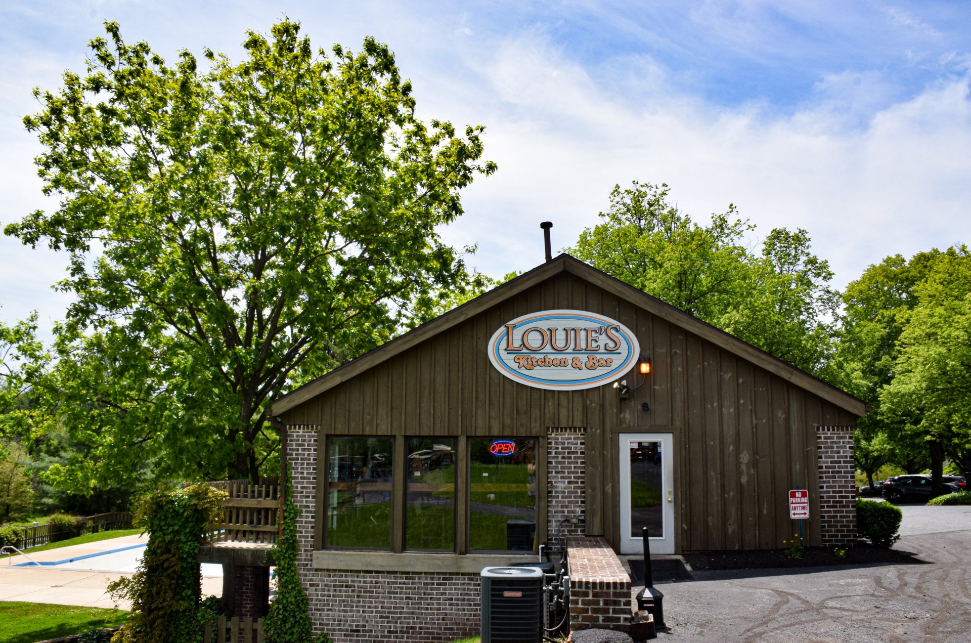 Dining Experience - Louie's Kitchen and Bar