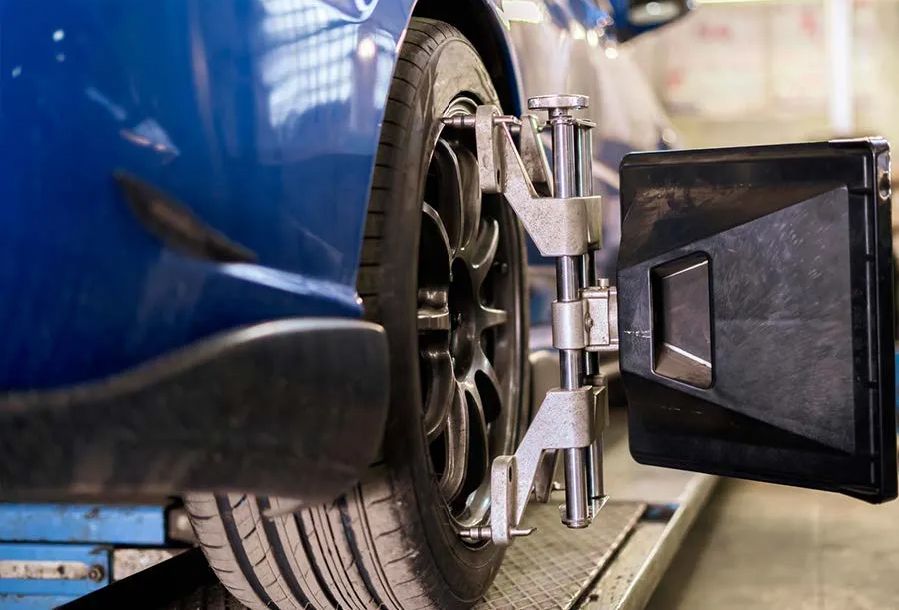 Does my vehicle need wheel alignment now? Here are 4 warning signs