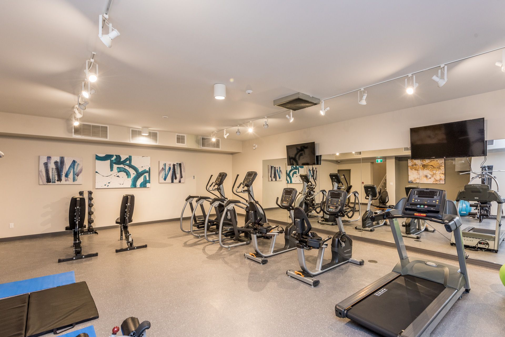 Suite and Building Pictures | Gallery - 151 Keith Road East