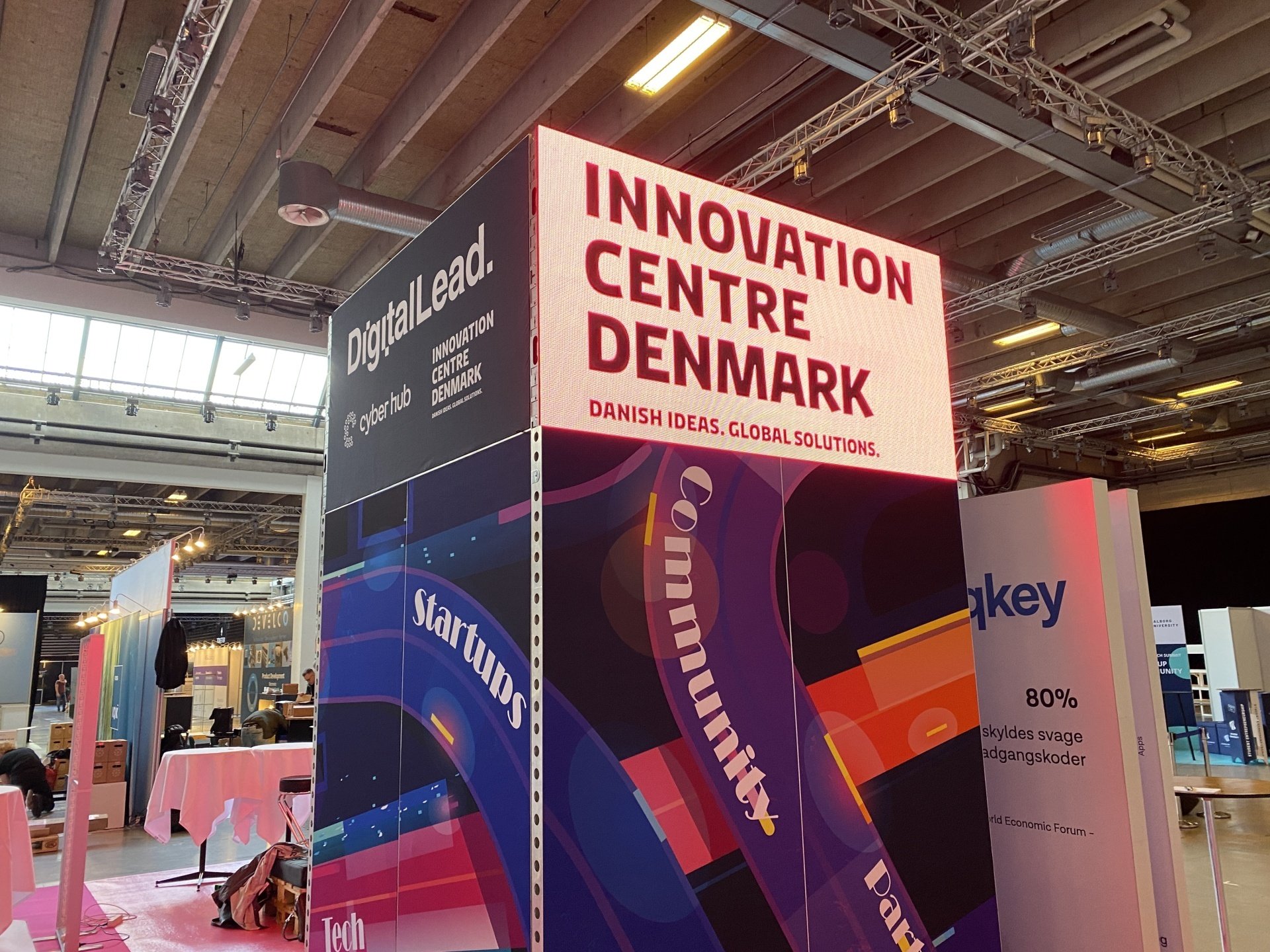 Digital Tech Summit 2022 - LED skærm på messestand