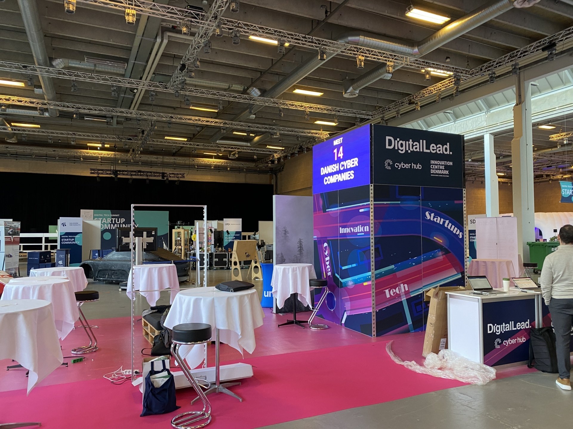 Digital Tech Summit 2022 - LED skærm på messestand