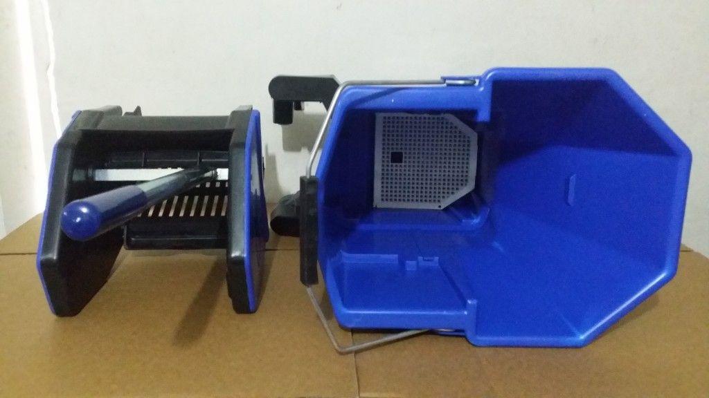Cubeta con exprimidor industrial