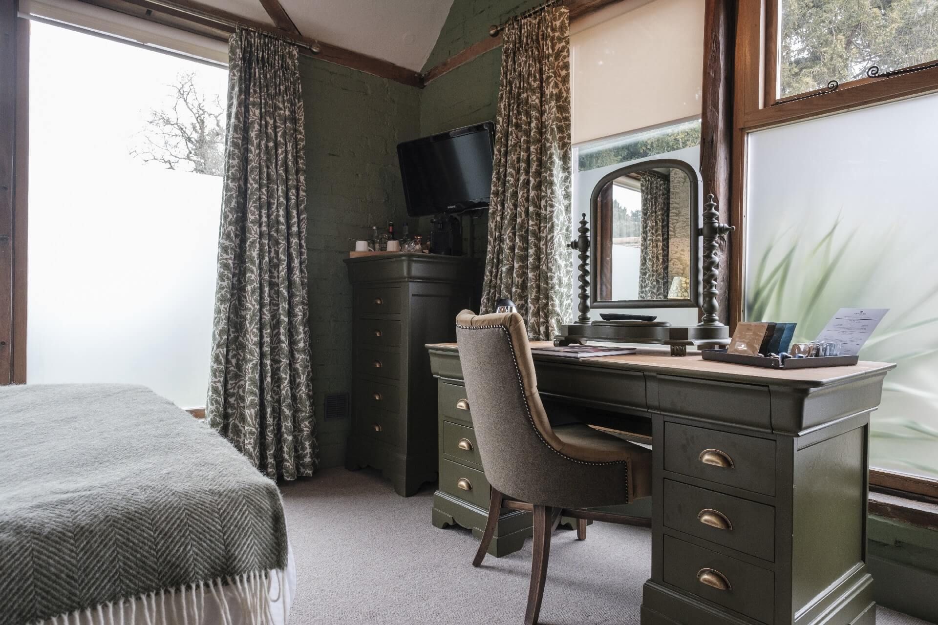 Hotels Near Aldermaston | The Hind's Head