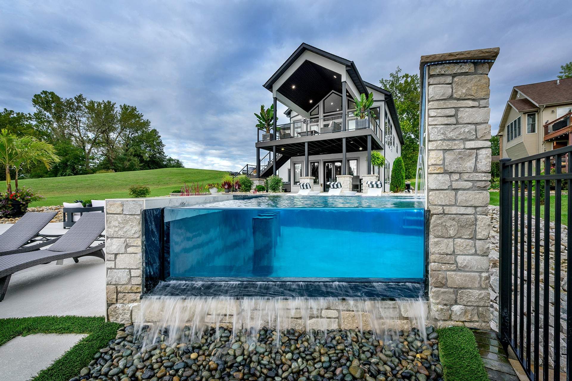 Dive into the Future: 2024 Pool Trends for Luxury Home Owner