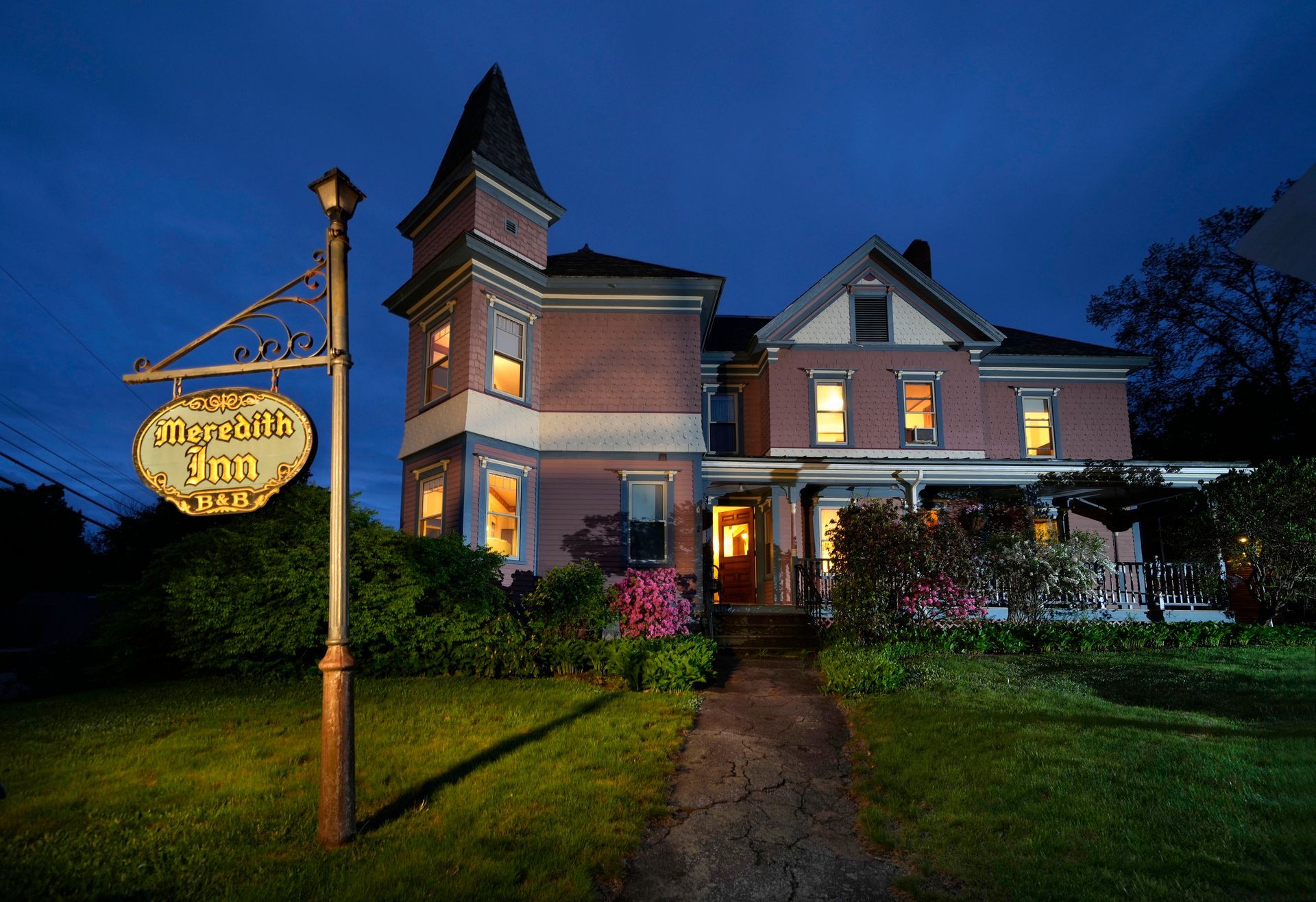 Elegant Rooms near Lake Winnipesaukee - The Meredith Inn