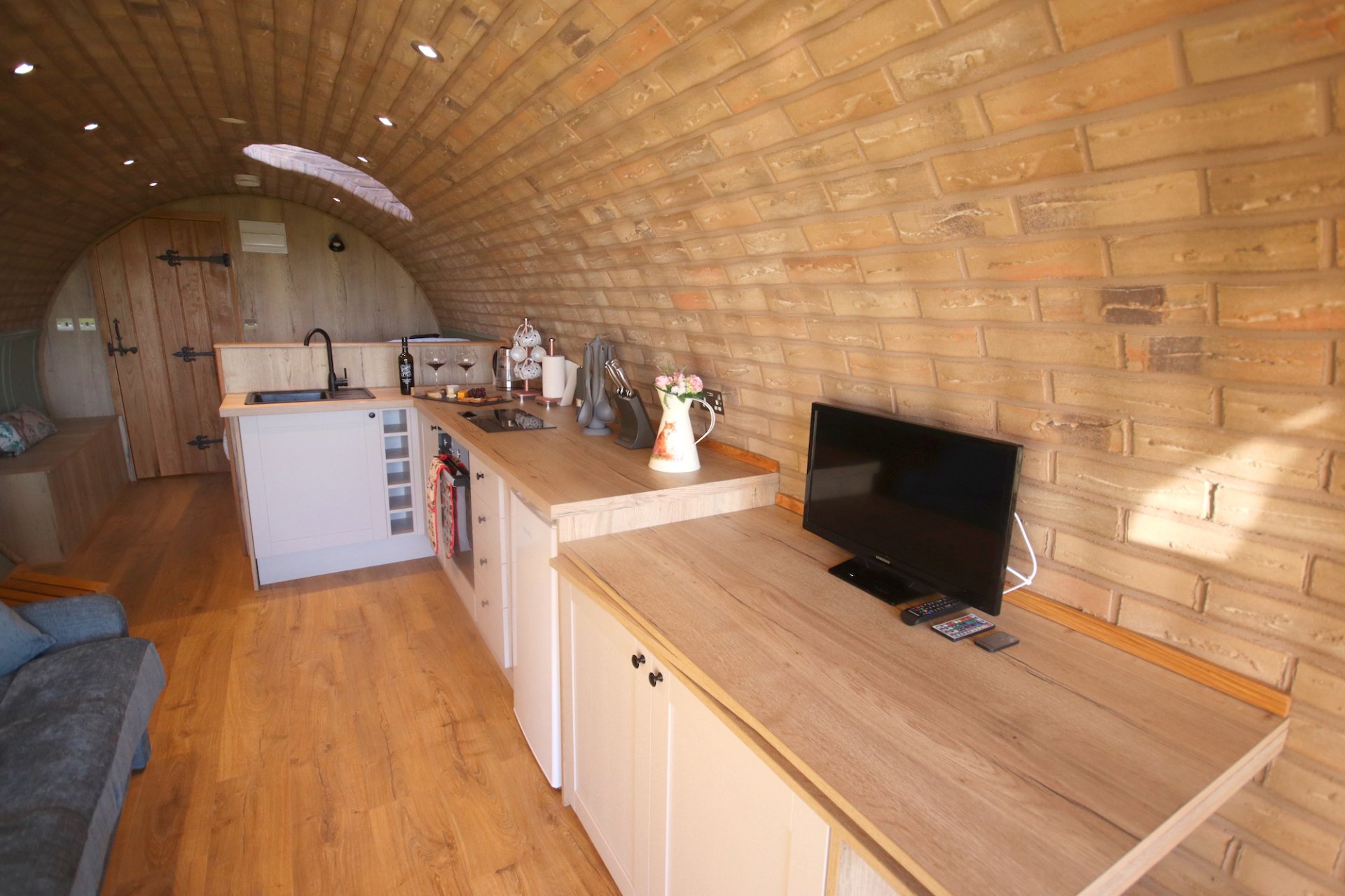 HARE'S VIEW :: Yorkshire Burrows, Luxury Underground Glamping Pods