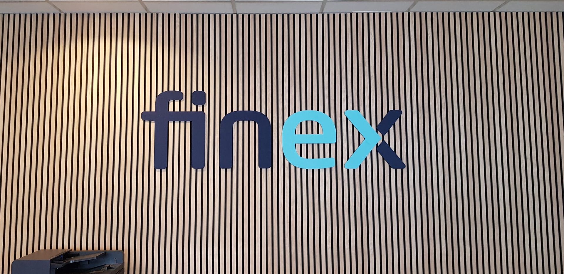 Logo uitgevoerd in vilt bij Finex