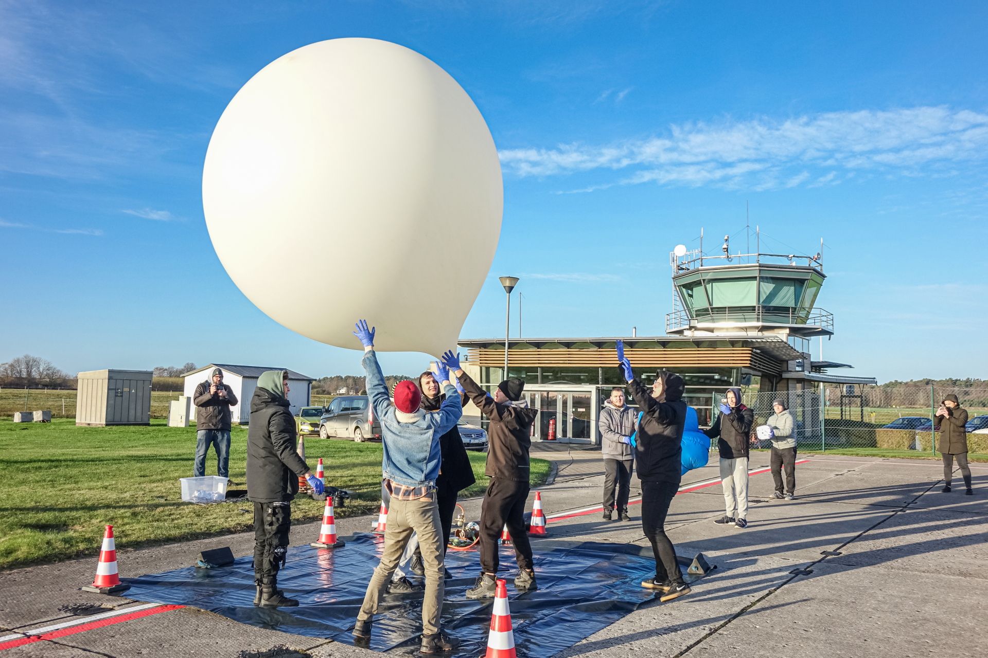 Studenti veiksmīgi palaiduši stratosfēras zondi IRBE-6