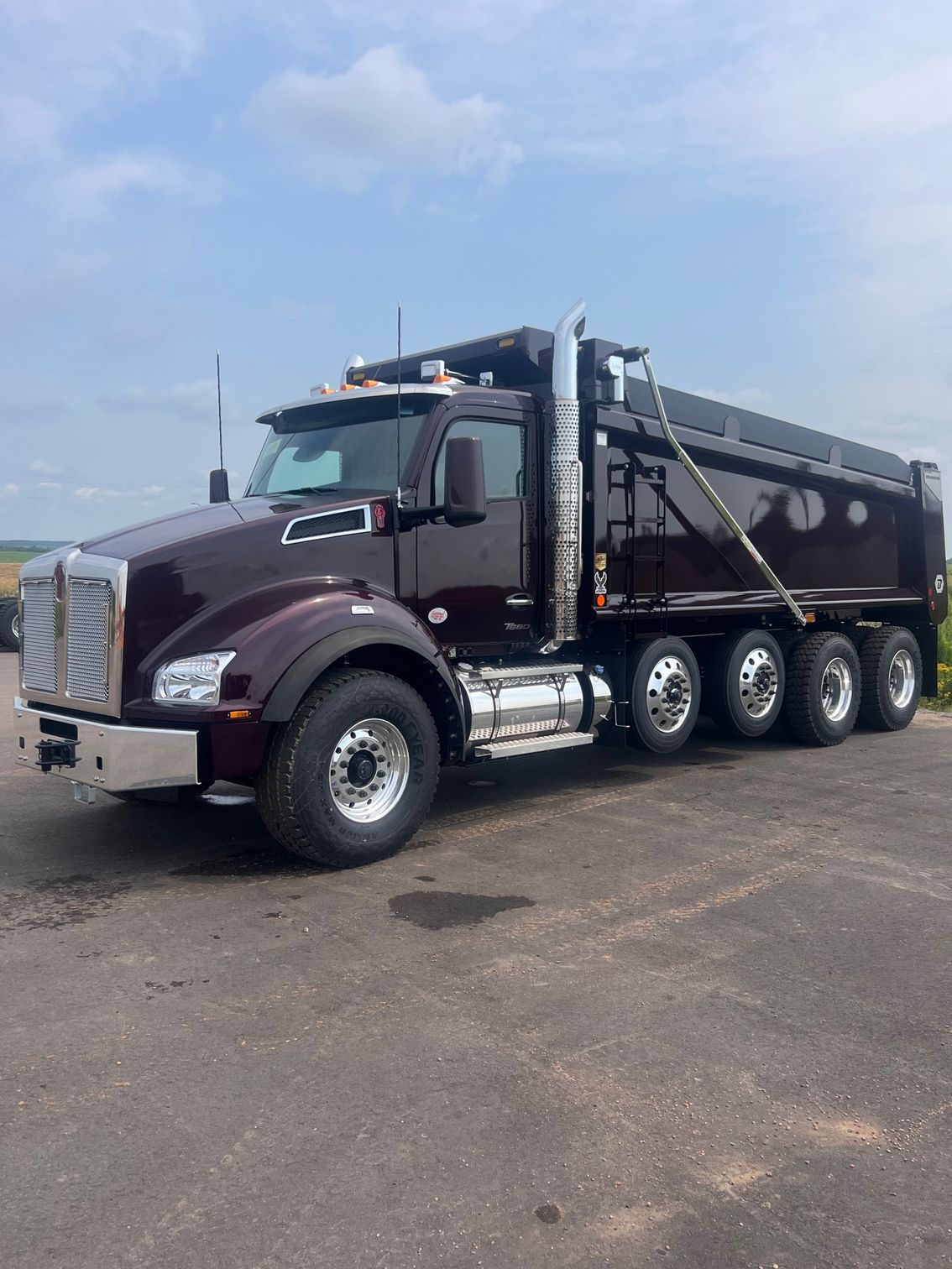 New Kenworth Quad Axle Trucks | Truck Maxx Inc.