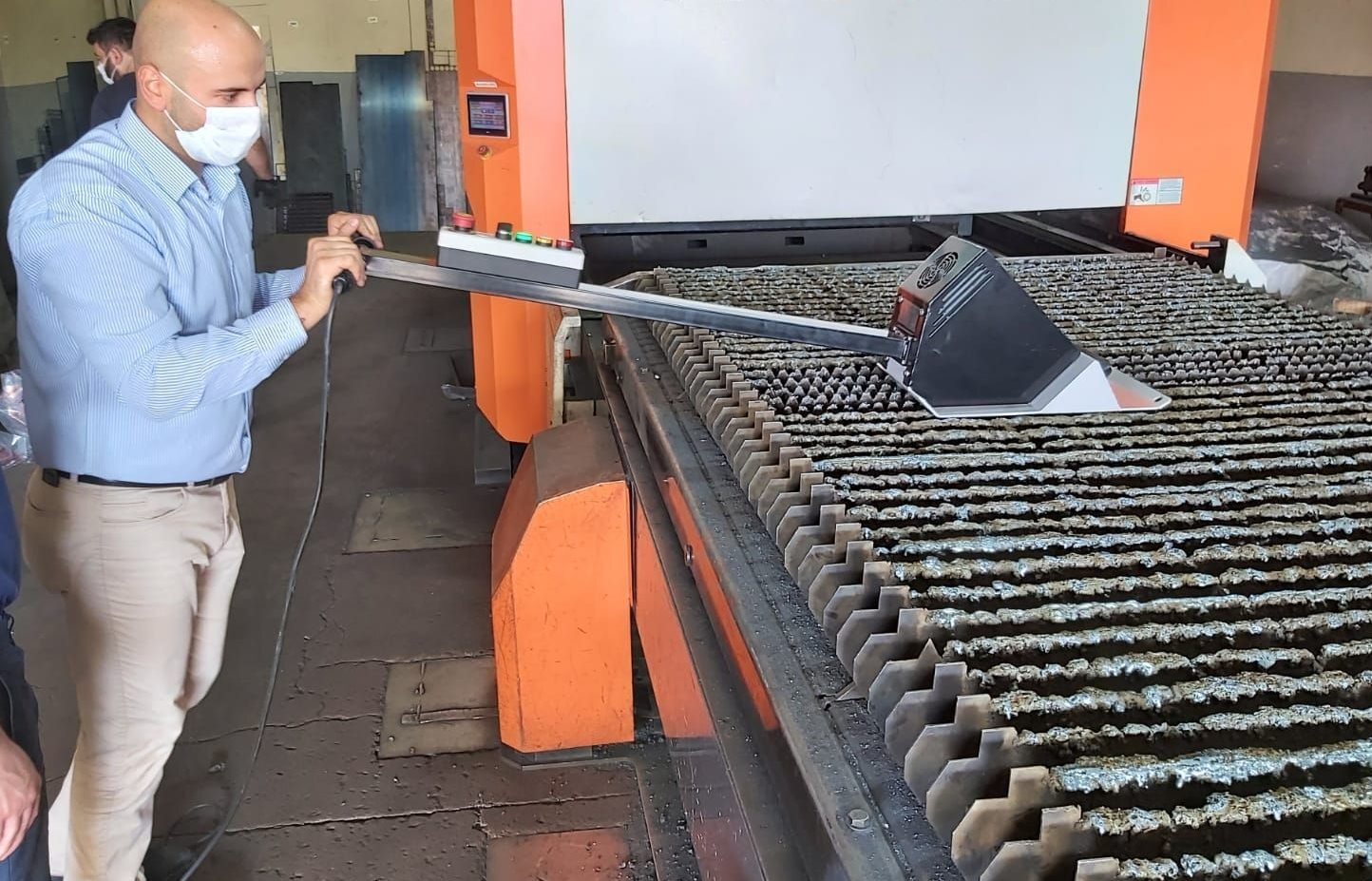 Slat cleaner tool for laser cutting machines