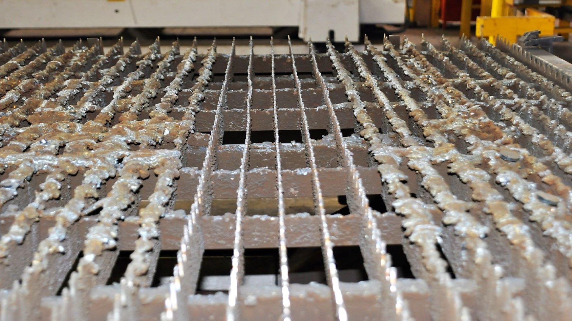 Slat cleaner tool for laser cutting machines