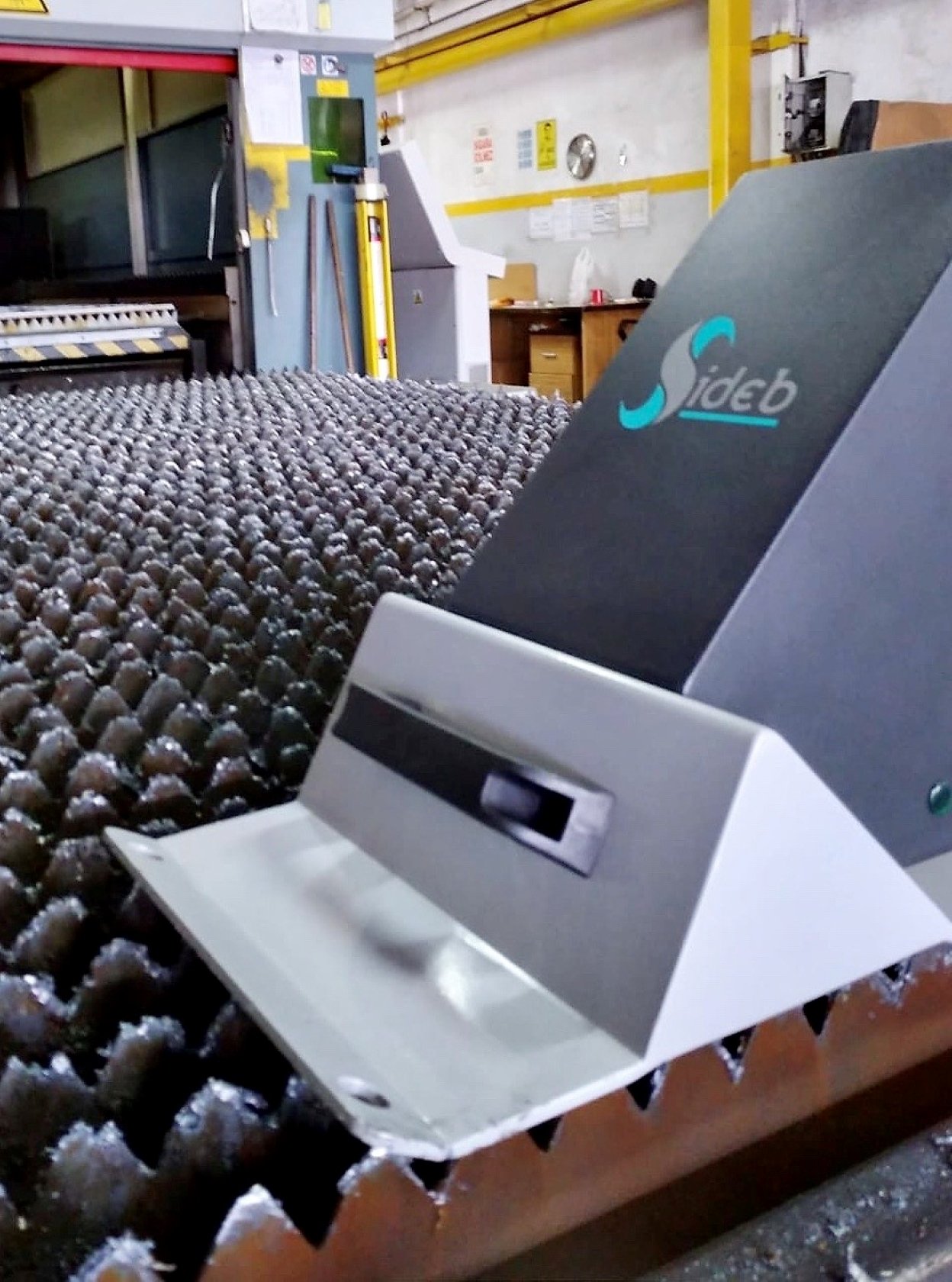 Slat cleaner tool for laser cutting machines