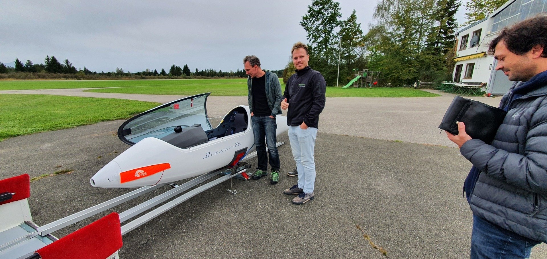 Unser neuer Discus 2c FES von Schempp-Hirth wurde geliefert