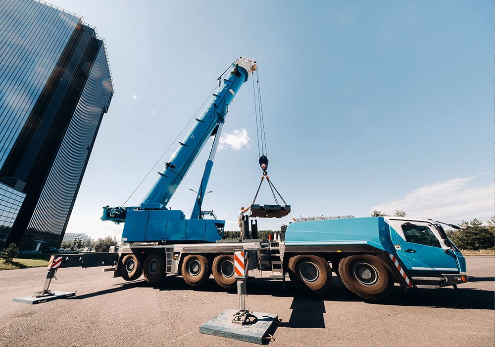Why are counterweights important for mobile cranes?