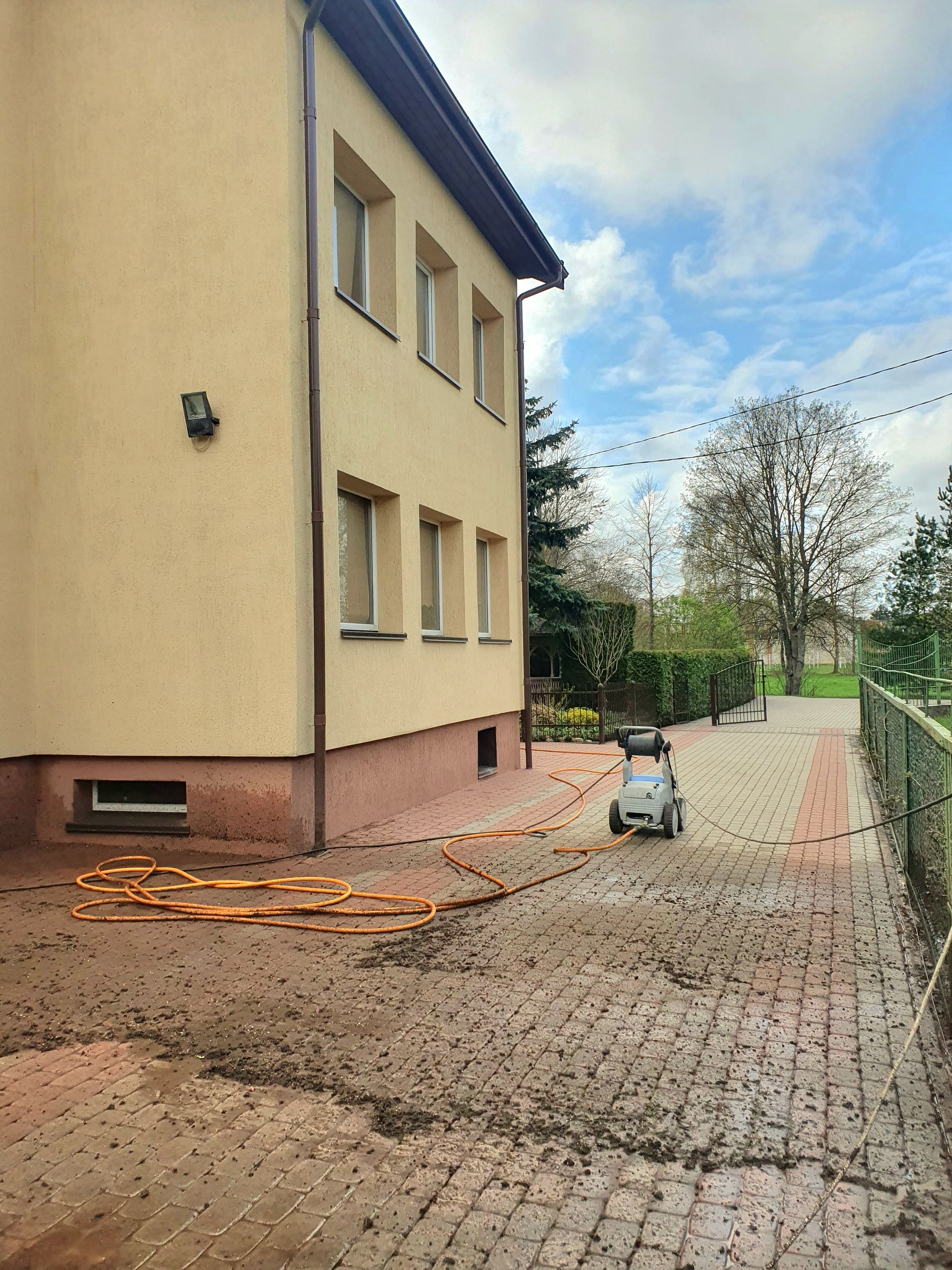 Plovimas aukšto slėgio vandens srove | Fasado, trinkelių, stogų plovimas