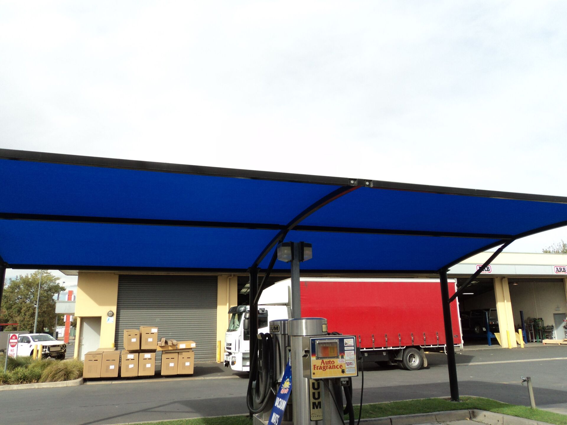Cantilever Shade Structure in Albury | The Gazebo & Shade Centre