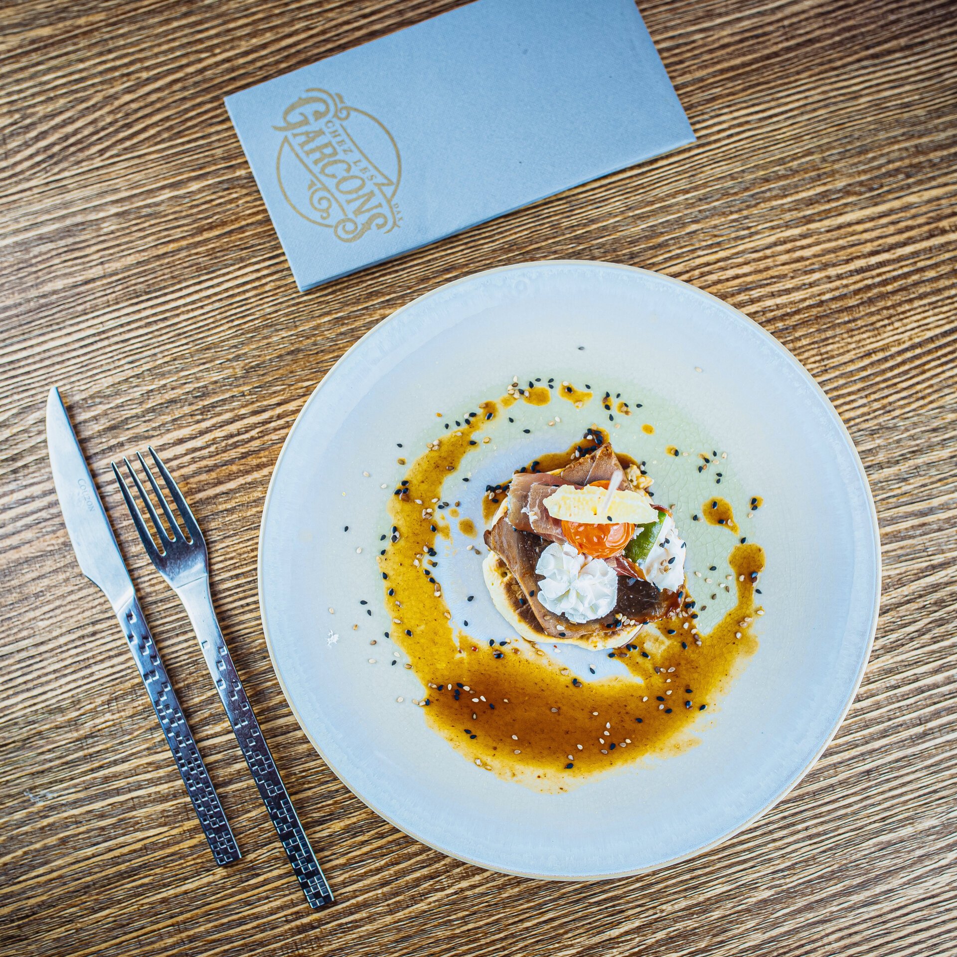 Chez les Garçons - Contact