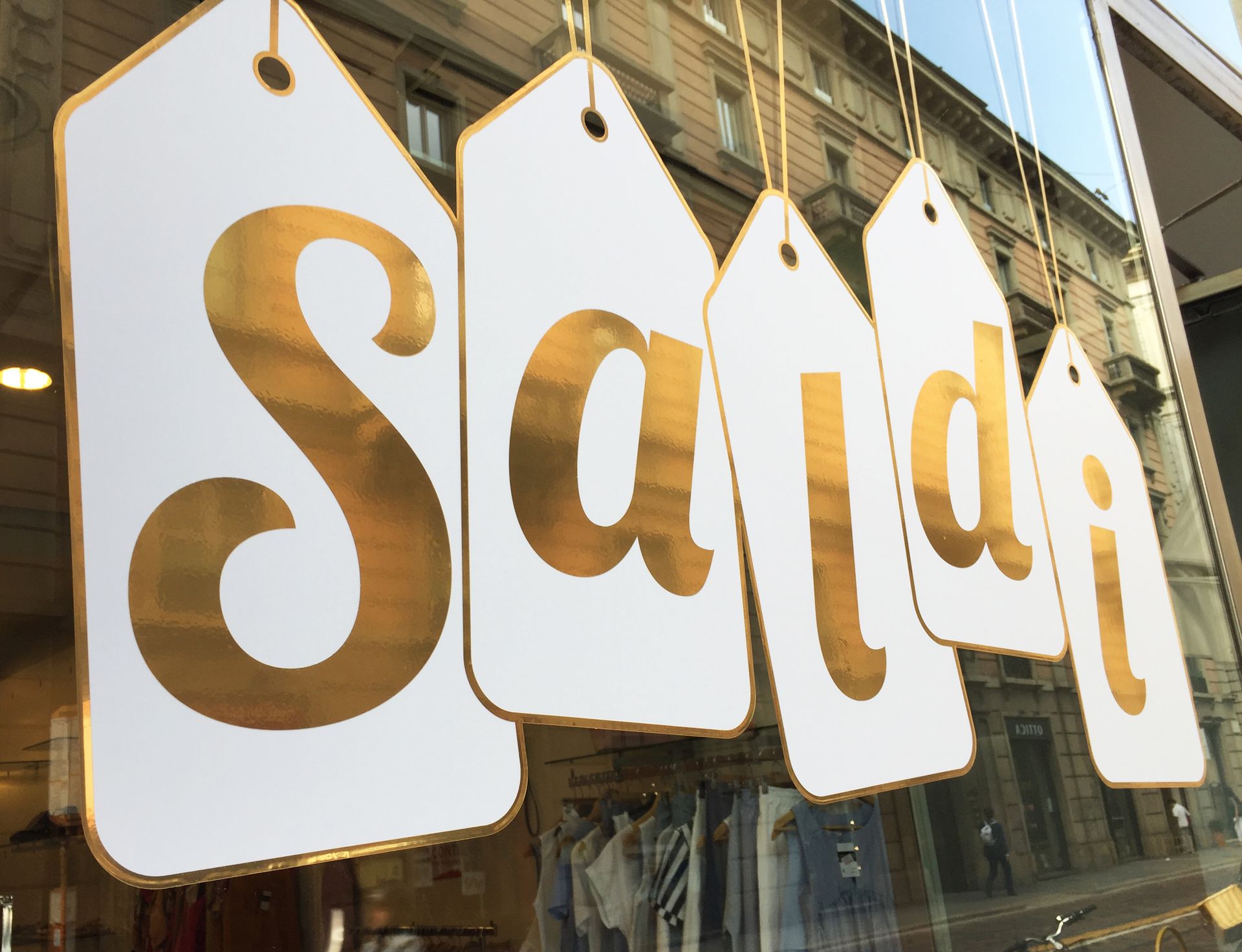 Loghi e scritte adesive personalizzate a Milano | AdesivArt