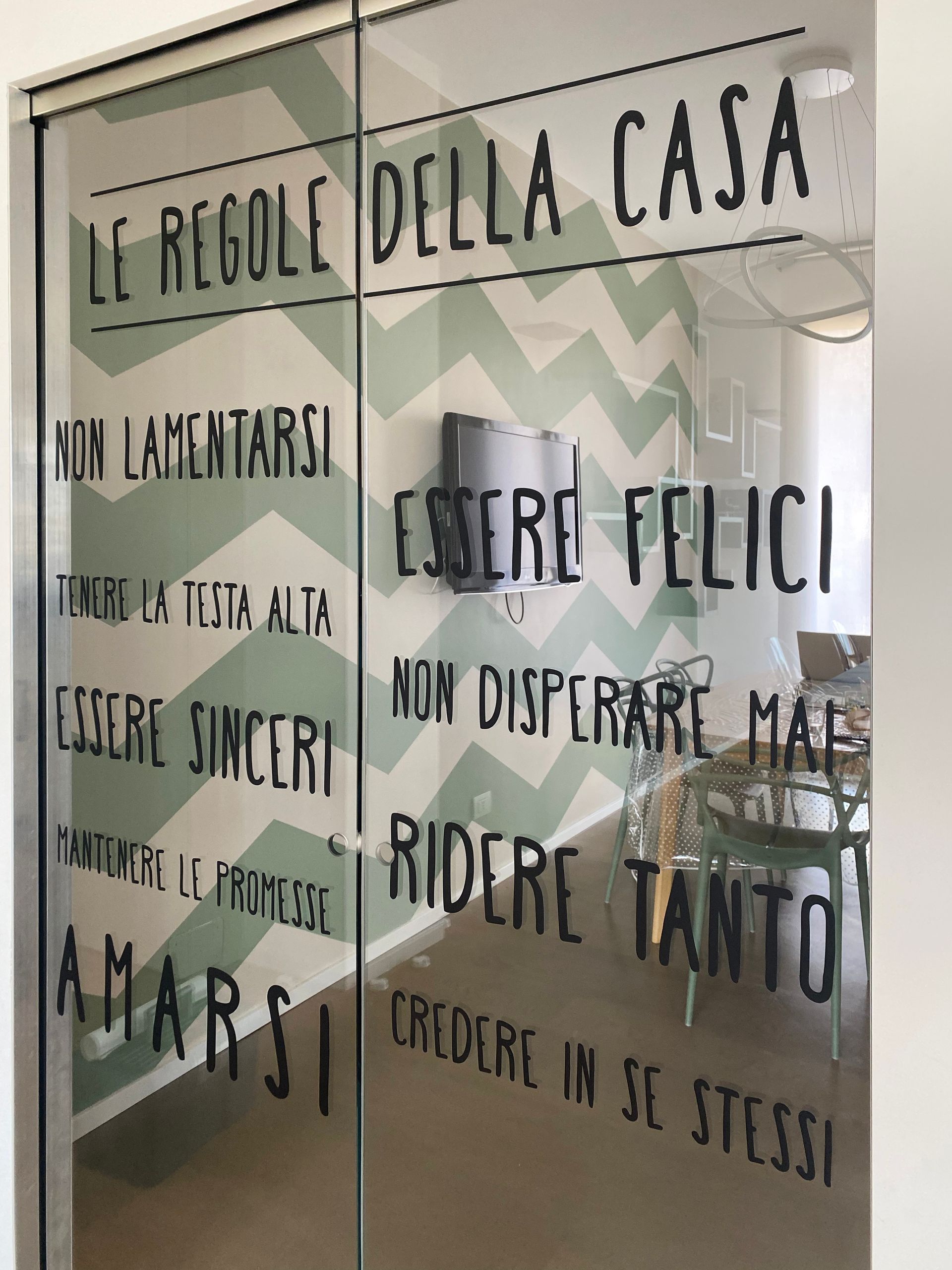 Loghi e scritte adesive personalizzate a Milano | AdesivArt